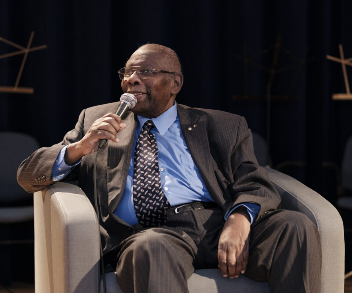 Legendary Jazz Pianist Oliver Jones honoured at Dawson – Newsroom